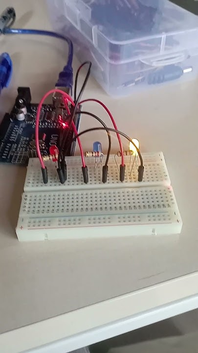 Segundo ejercicio de Arduino con 3 LED encendido y apagado de forma continua y en orden - YouTube