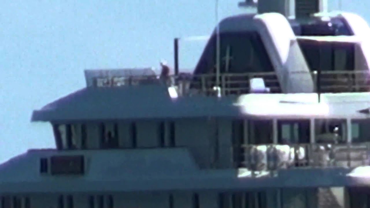 HD, 2 - Big Yacht passing Hotel Alexander on Bonacca Cay, Guanaja ...