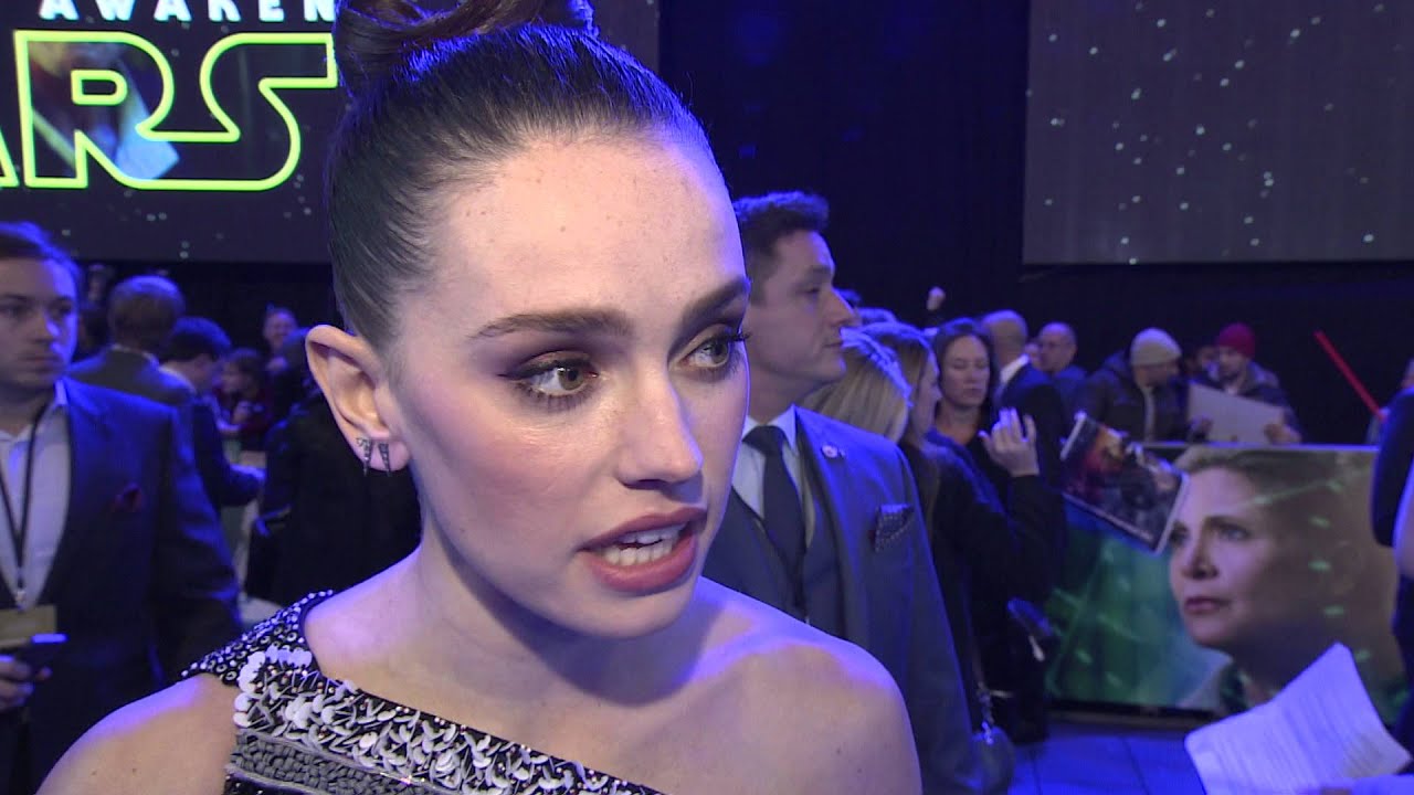 Star Wars The Force Awakens European Premiere Interview - Daisy Ridley ...
