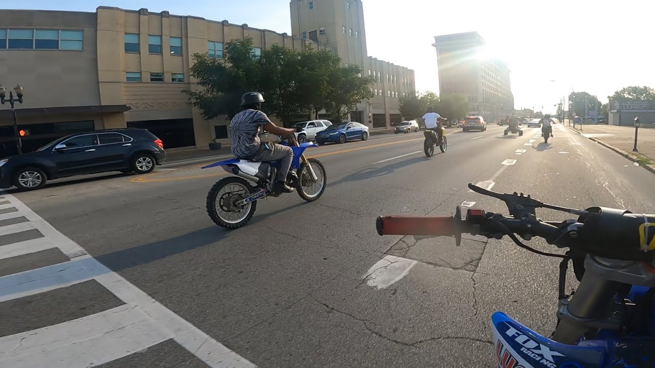 Crazy city rideout on dirt bikes and 4wheelers - YouTube