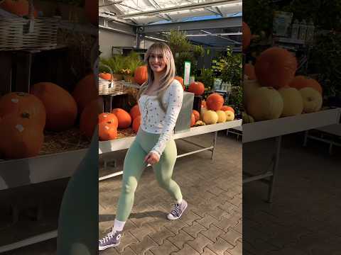 Happy Halloween 🎃 #halloween #halloween2024 #estella #walk #walking #walkwalkwalk #walkthrough