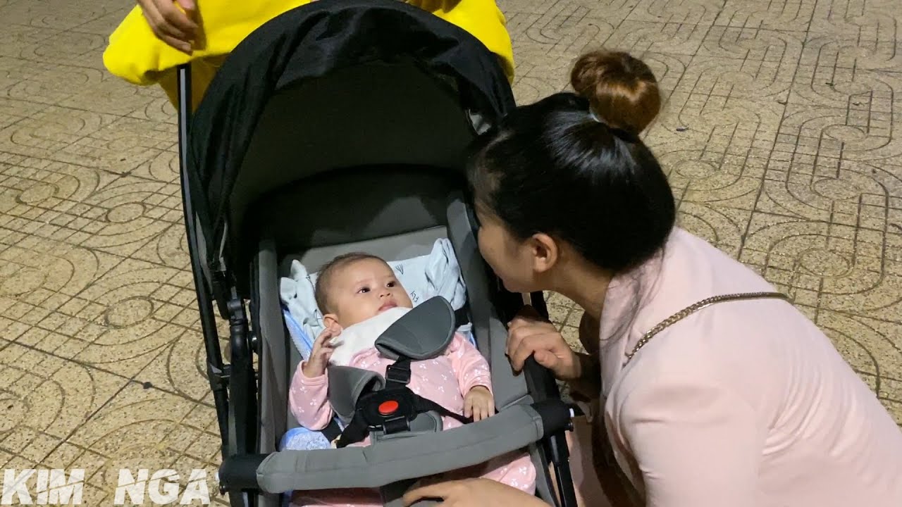 Baby Na went out with her mother - YouTube