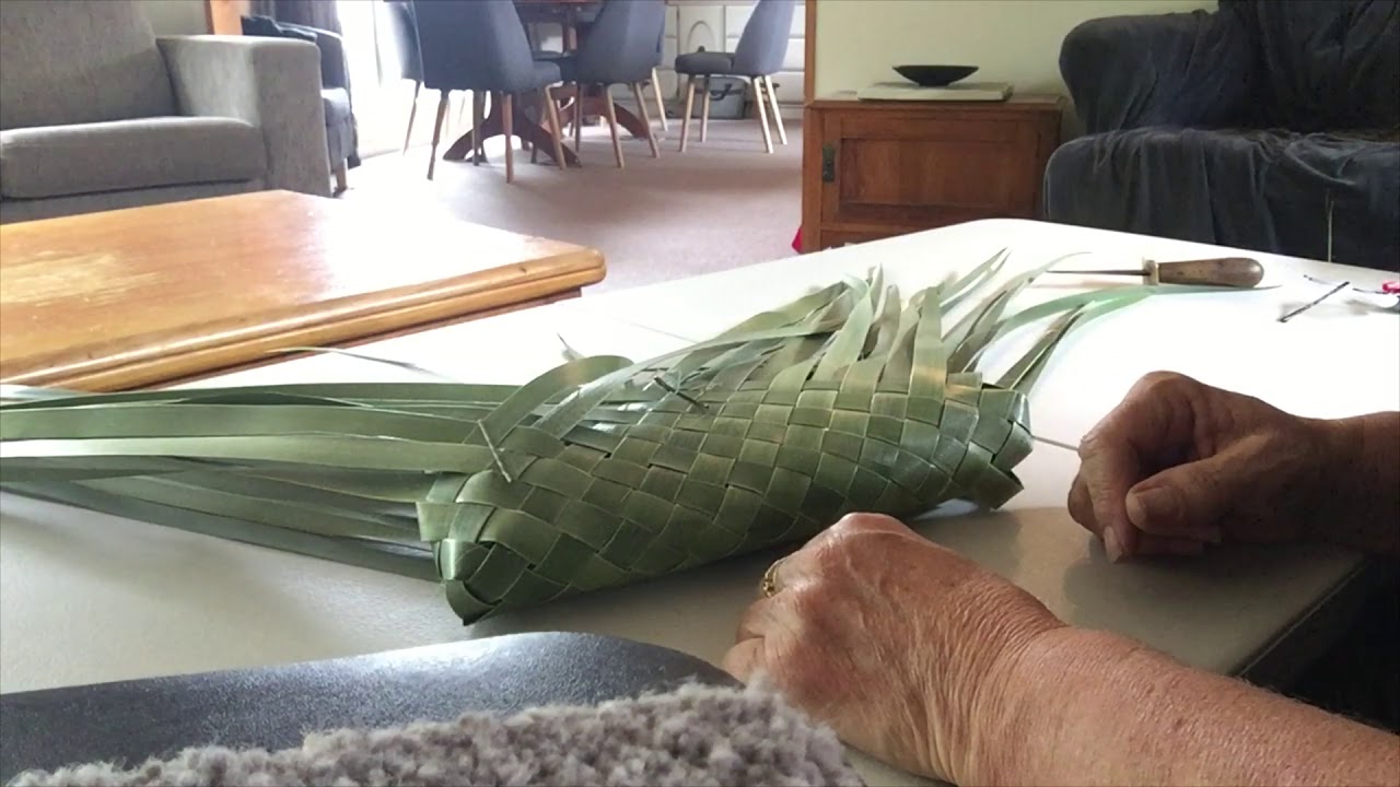 Raranga: Small seamless Kete part 2 - YouTube