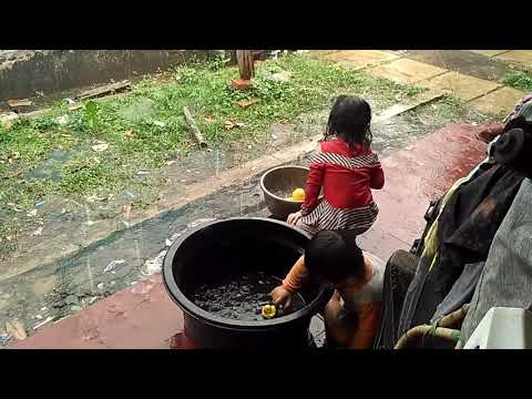 Anak Kecil Main Hujanan Memanfaatkan Air Hujan