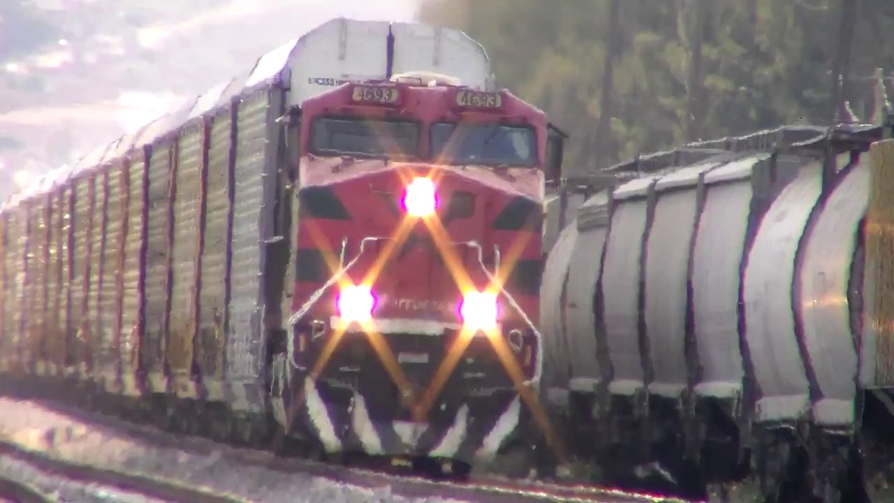 FXE 4693 rumbo sur pasando estacion de Leon, Guanajuato - YouTube