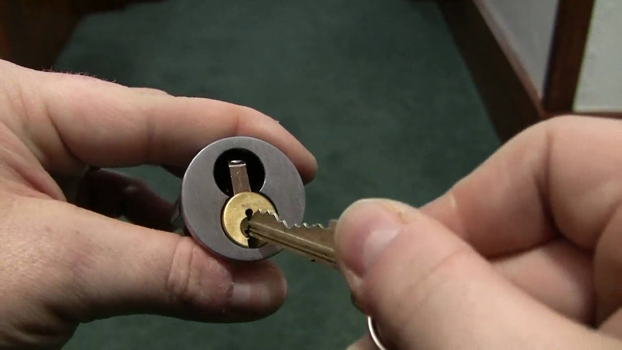 Demo of the BEST peaks Corbin-Russwin large format interchangable core ...