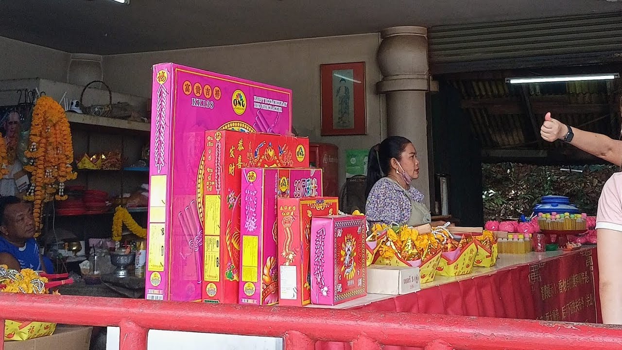 Chinese firecracker at temple - YouTube