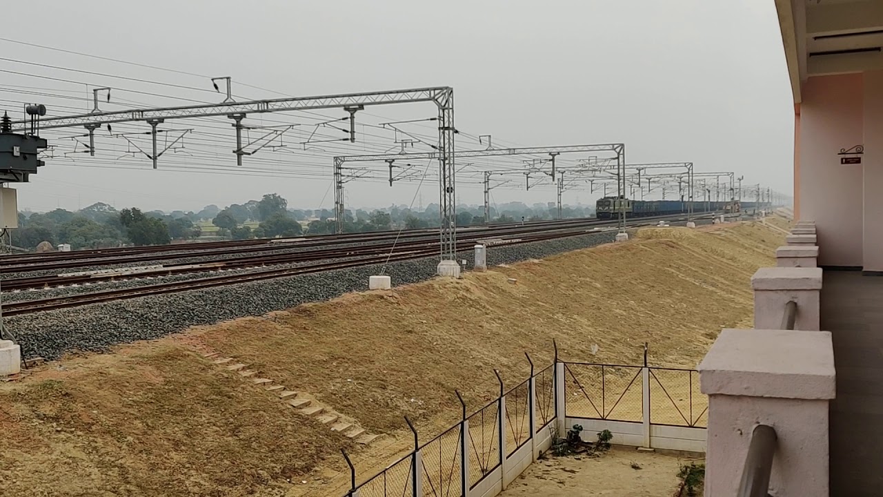 #Goods train crossing New #TUNDLA junction on #DFCCIL Line. - YouTube