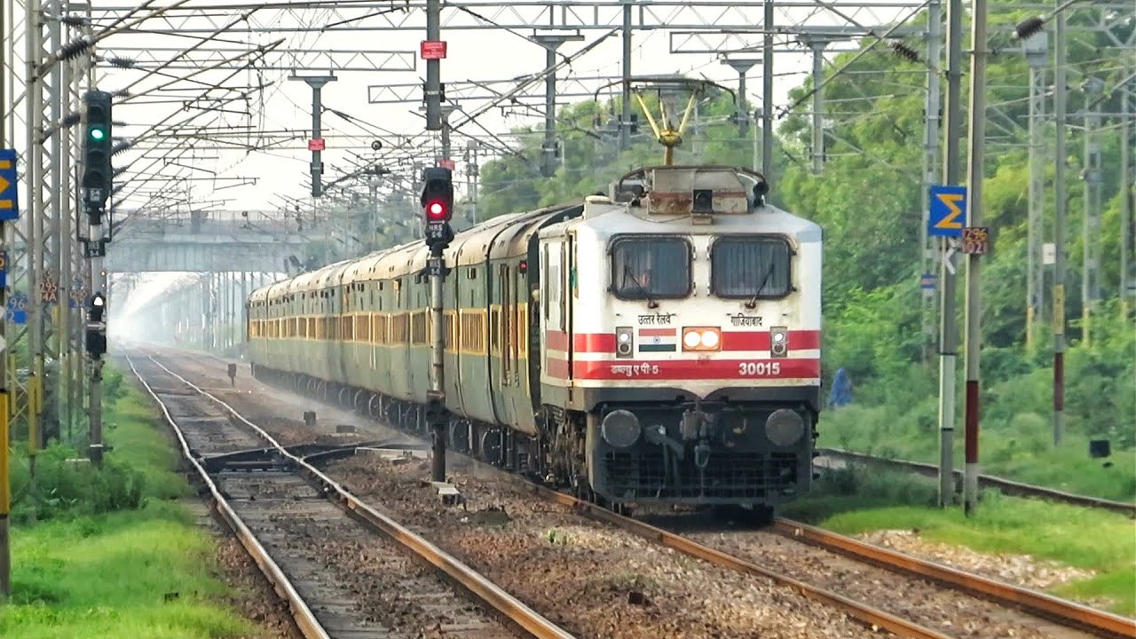 Dangerous 200 Kmph Fitted WAP 5 Powered 22406 BHAGALPUR GARIBRATH ...