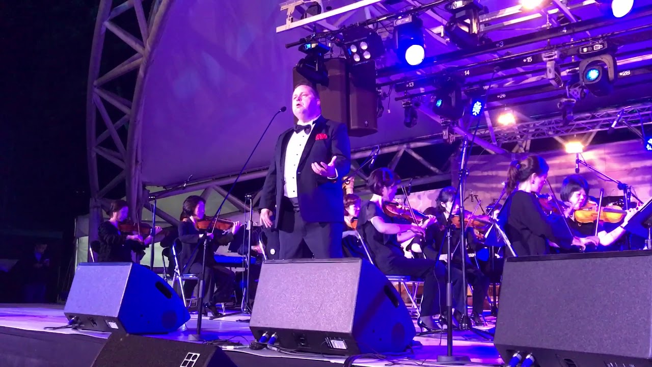 Paul Potts sings Nessun Dorma at Bomunsan hall in Daejeon, South Korea ...