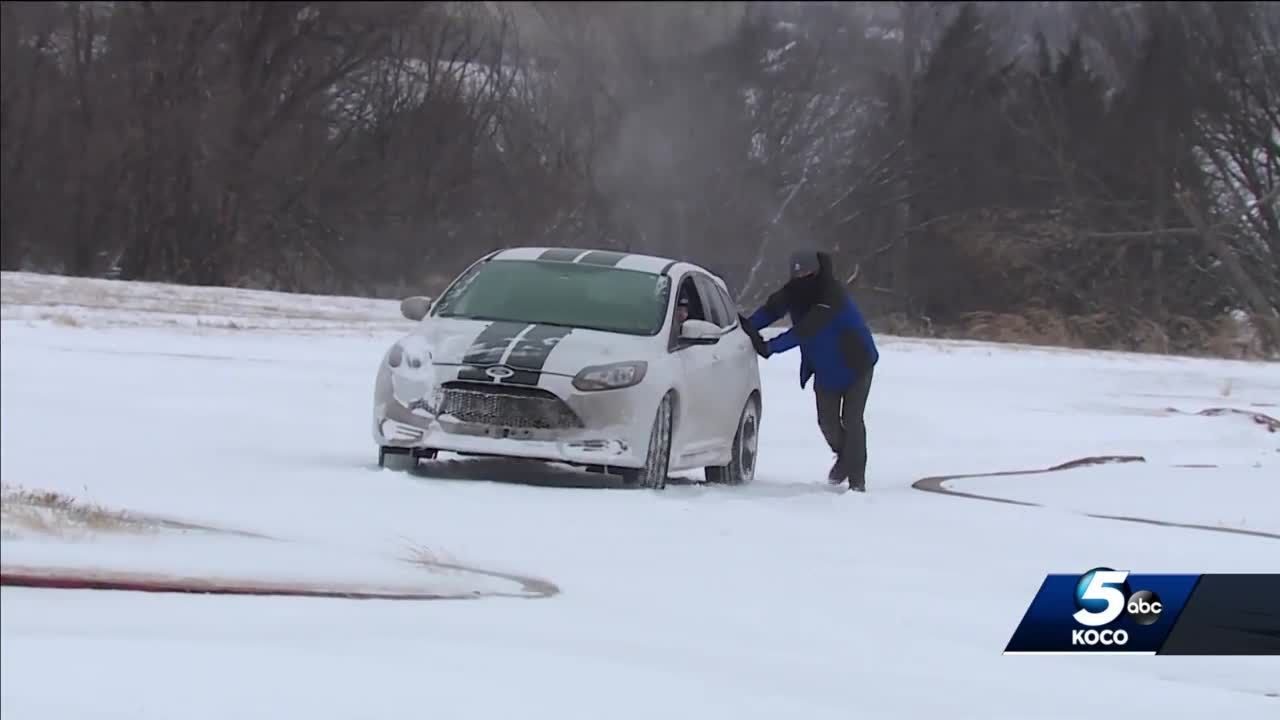 KOCO 5 Anchor Evan Onstot helps drivers stuck in snow - YouTube