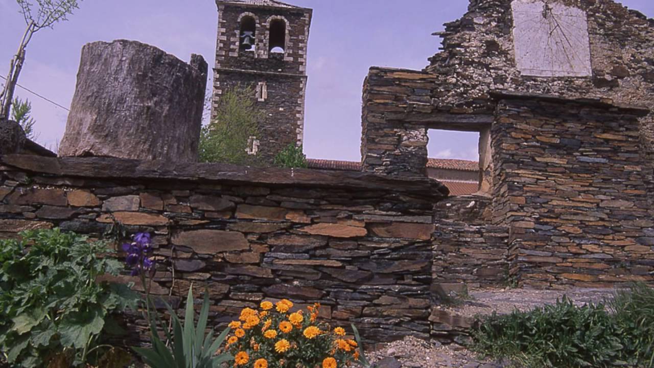 CAMPILLO DE RANAS_GUADALAJARA (Ruta de los pueblos negros) - YouTube