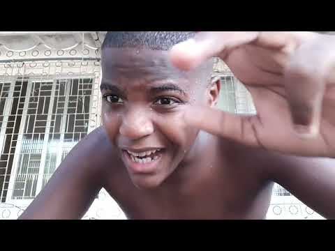 tomando banho de borracha