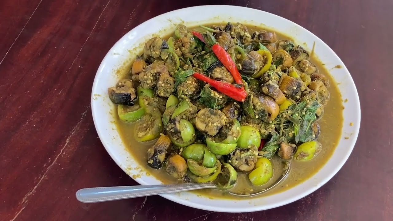 Catching eels in the rice field and make Samlar machu Kroeung ...