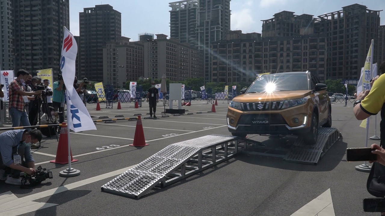 SUZUKI VITARA ALLGRIP城市野行體驗會Wading Test 涉水體驗 - YouTube