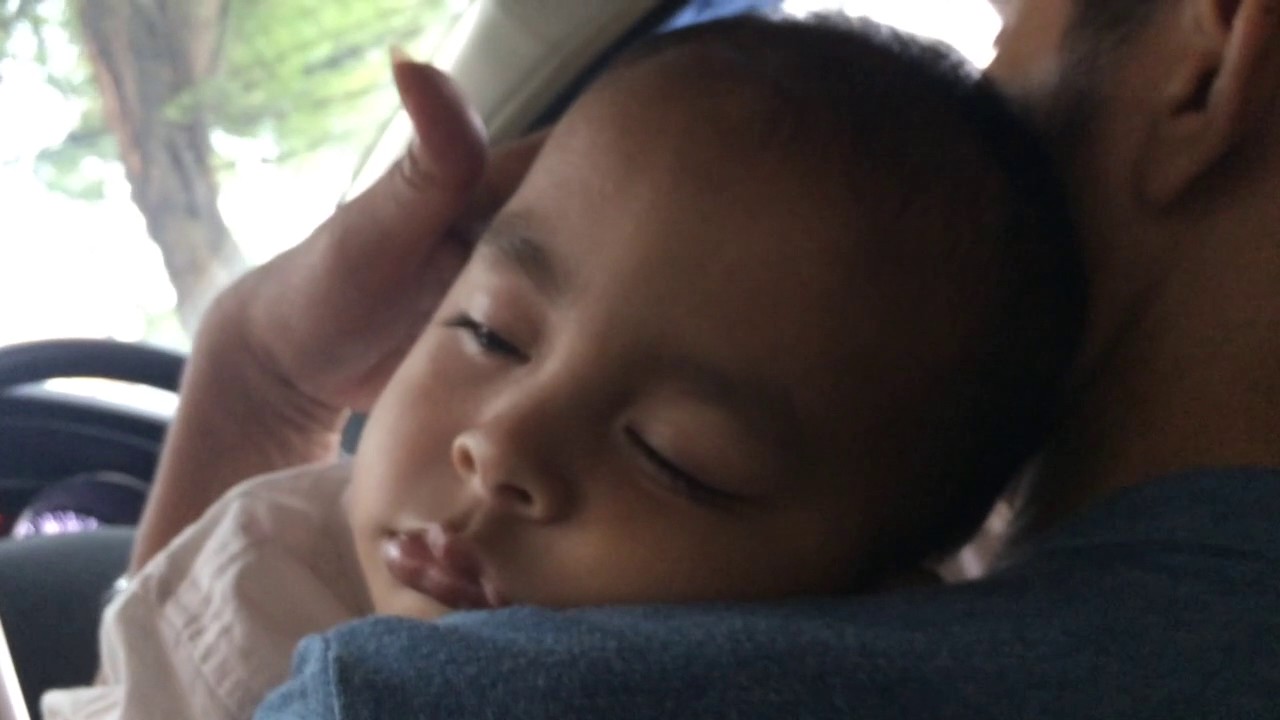 Baby Munzir bobok di Dada Daddy di mobil - YouTube