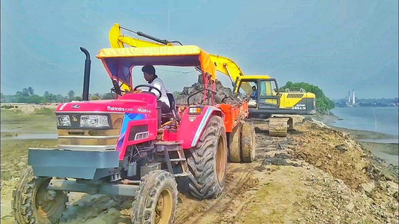 HYUNDAI 245LRJCB loading mud in Mahindra Tractors Mahindra Arjun NOVO 605Di And Mahindra ...