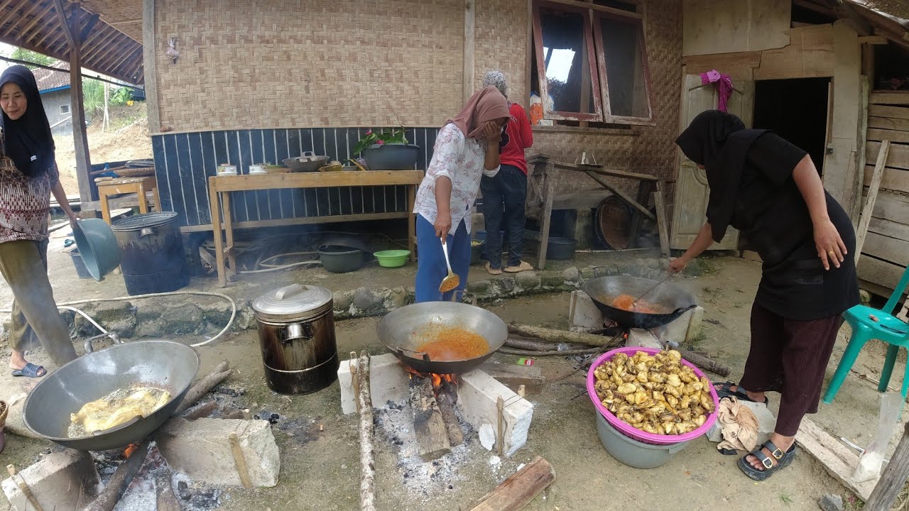Suasana Hajatan Di Kampung Yang Masih Tradisional Sunda. Di Cianjur ...