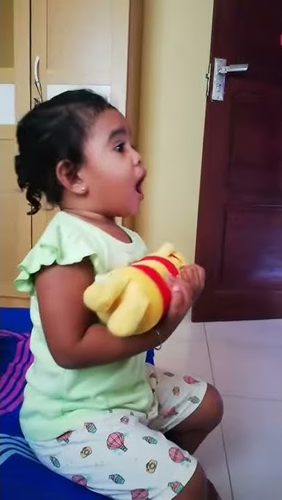 Nia lg belajar nyanyi Cicak - Cicak di dinding... - YouTube