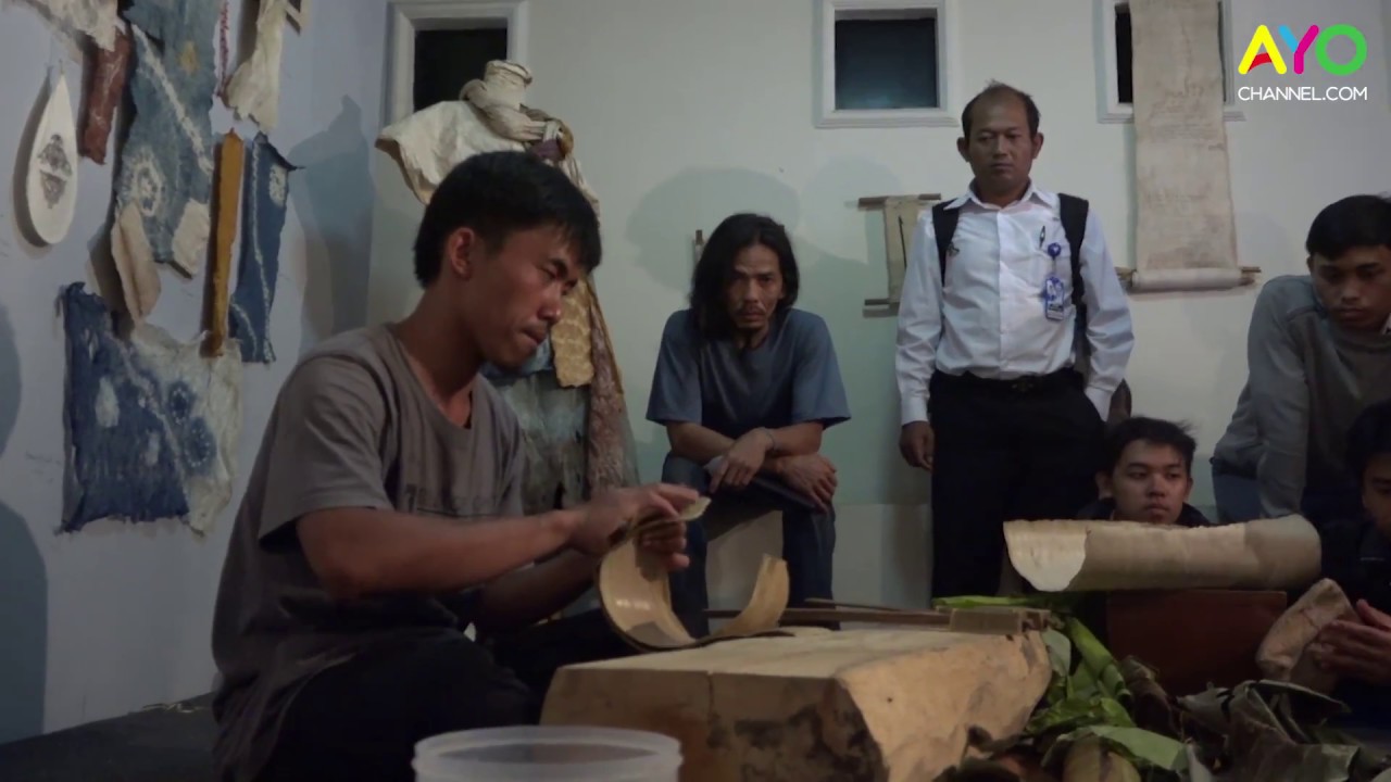 Proses Pembuatan Daluang, Kertas Tradisional Nusantara - YouTube