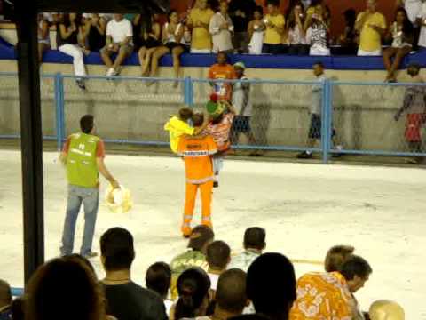Carnaval 2009 - Dancing Garbage Man - YouTube