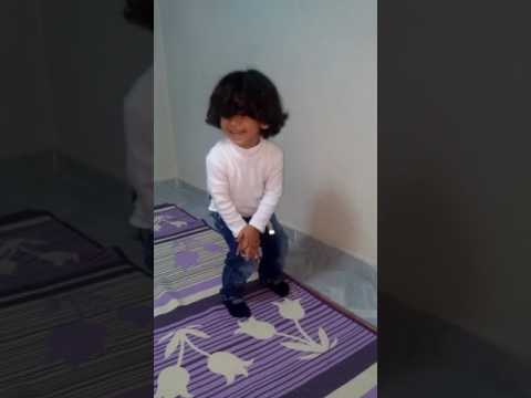 Tulumba ceken kucuk kiz