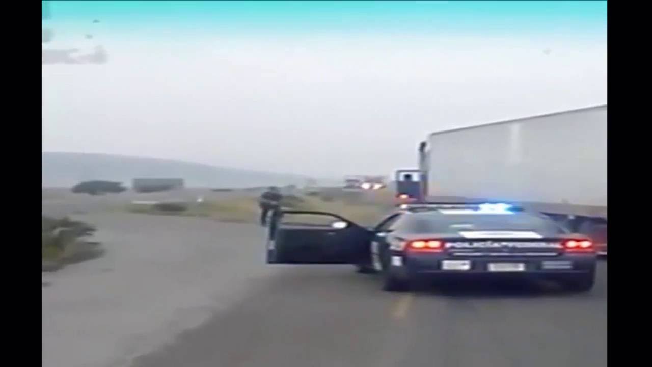 TRAILERO LOCO EN CARRETERA DE MEXICO CON OFICIALES - YouTube