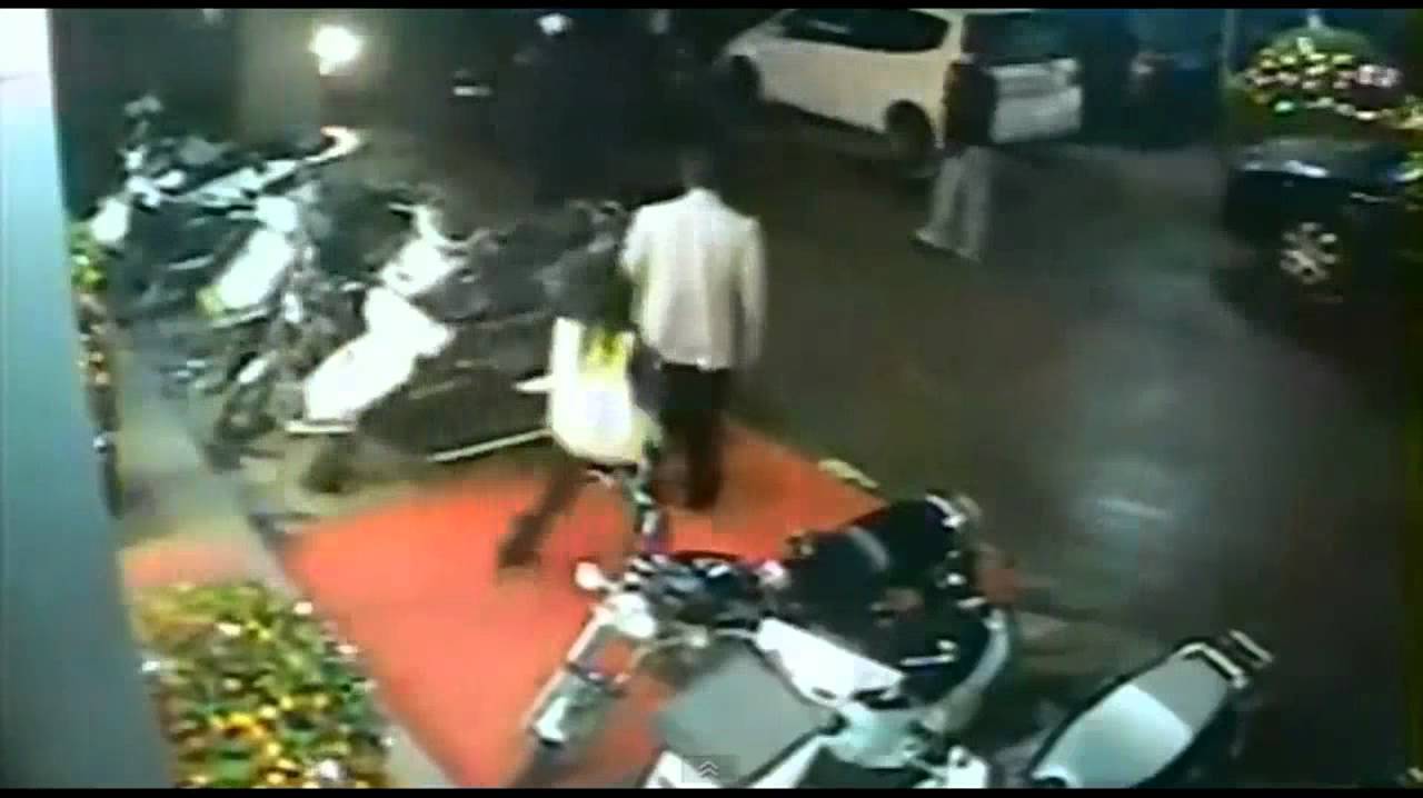 Man Gets Drop Kicked Off A Moving Scooter - YouTube