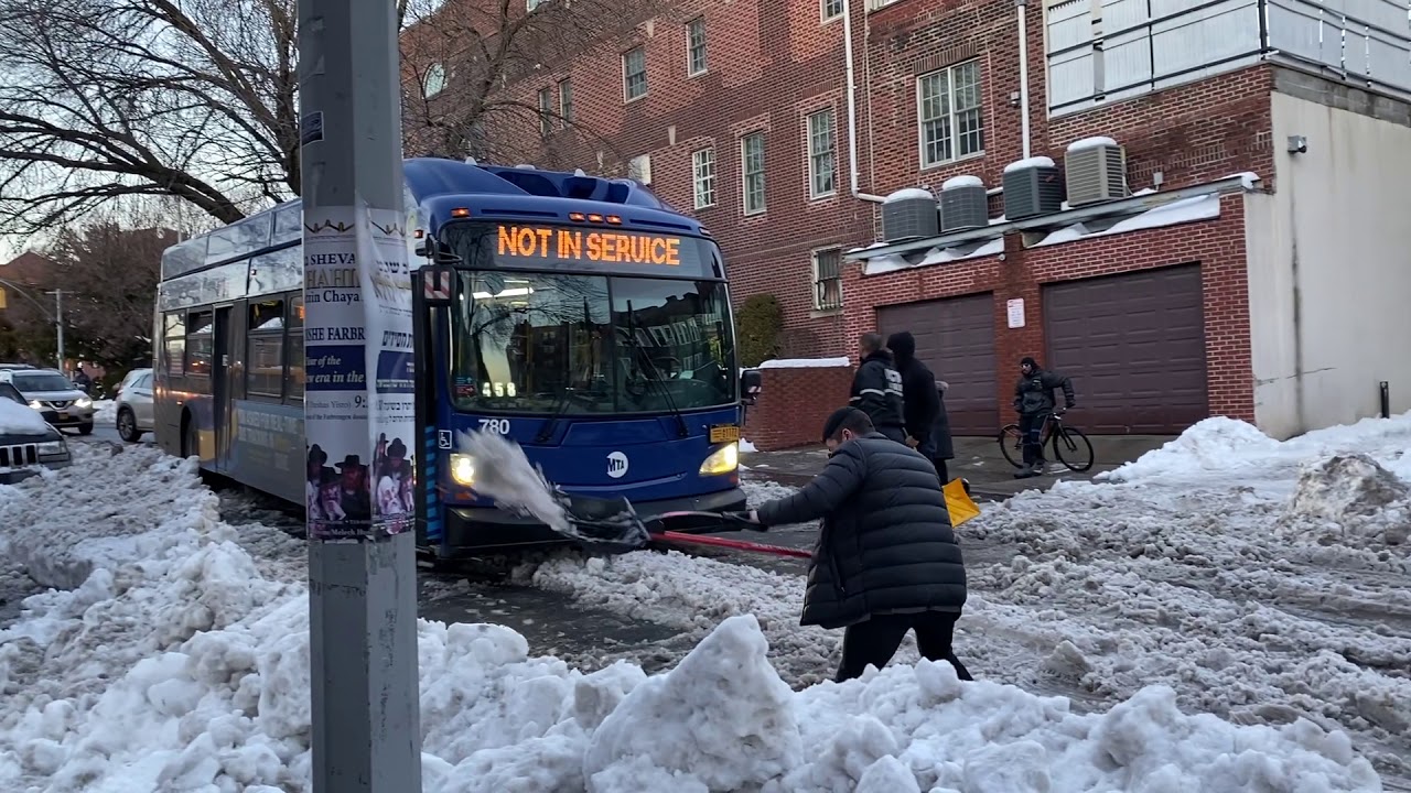 City Bus Stuck In The Snow On Brooklyn Ave 2/4/21 - YouTube