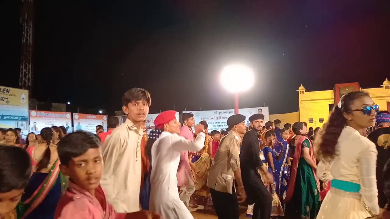 Sndt na garba day 8 umreth - YouTube