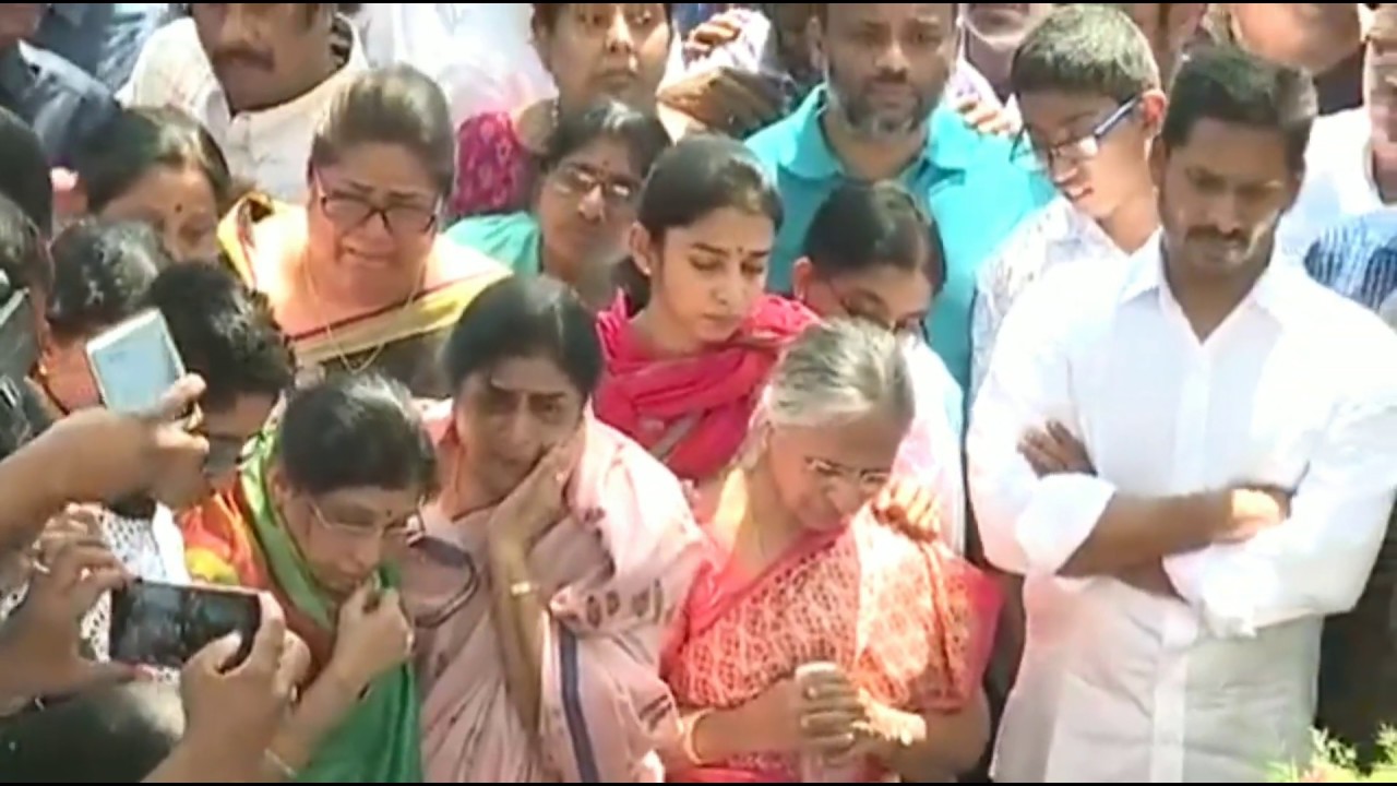 YS Family members in YS Vivekananda Reddy Funeral at Pulivendula - YouTube