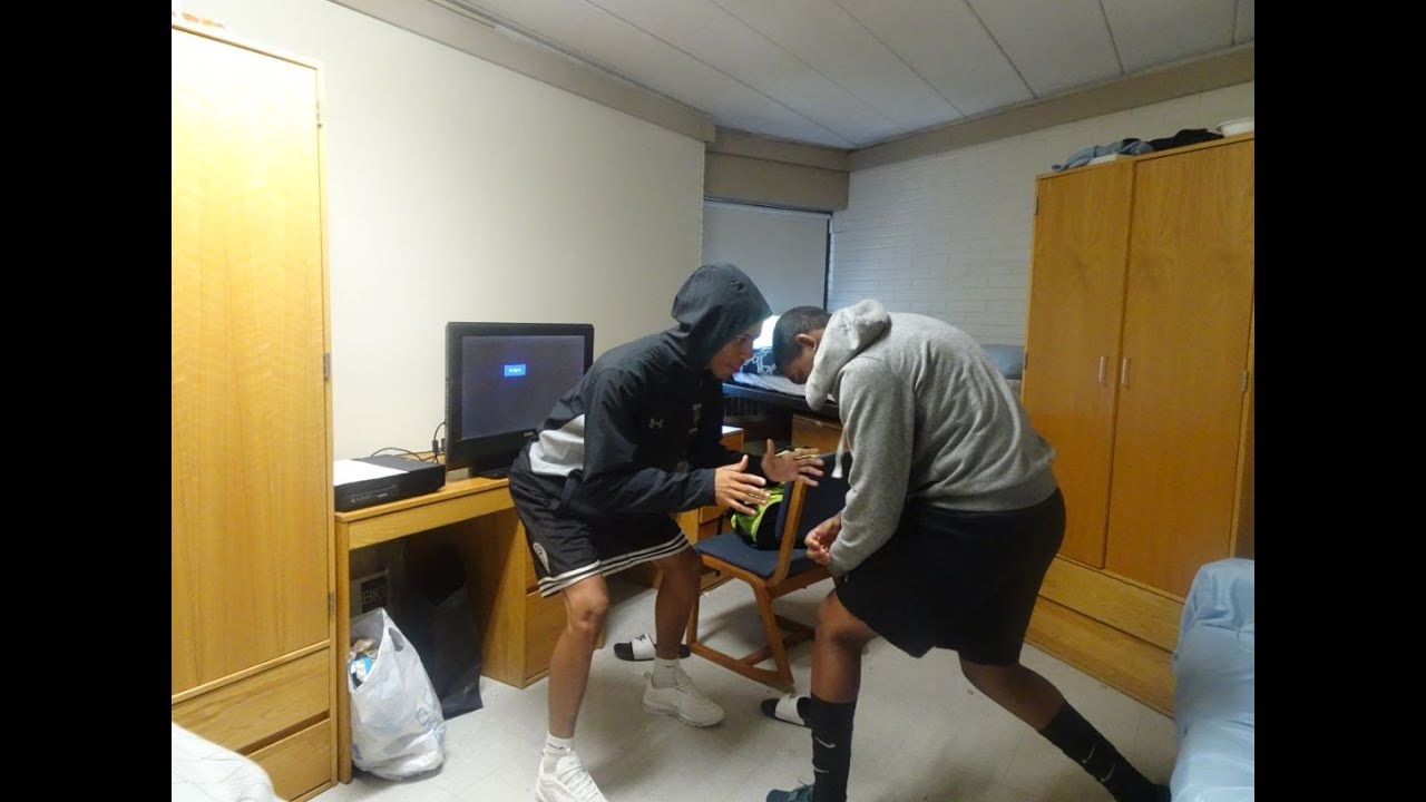 FOOTBALL ATHLETE COLLEGE DORM TOUR !! - YouTube