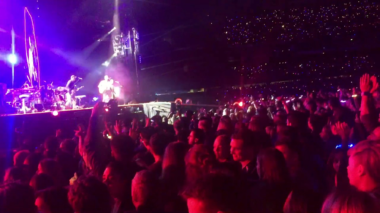 Coldplay - glowing in the dark - YouTube