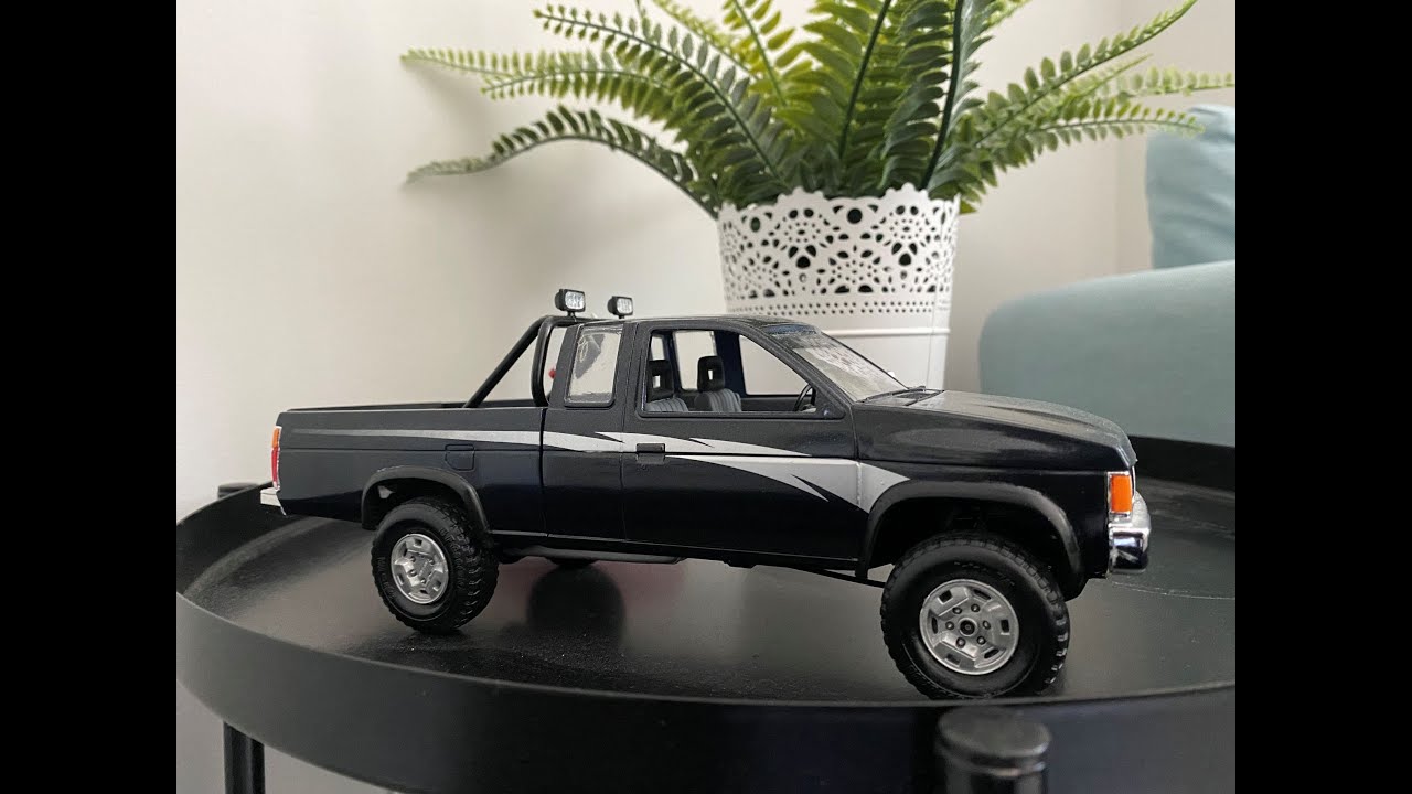 Building Model Kit 1993 Nissan Hardbody 4x4 Pick Up from AMT 1:20 Scale ...