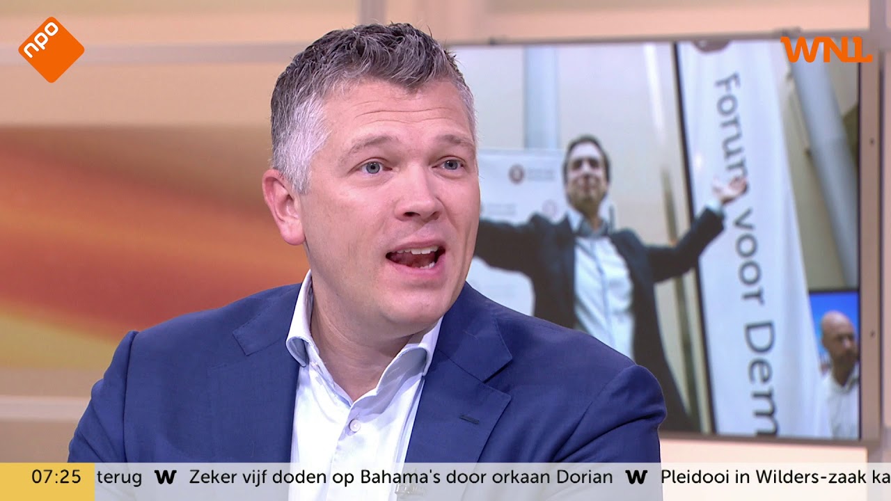 FVD-leden blijven als blok achter Baudet staan op partijbijeenkomst ...