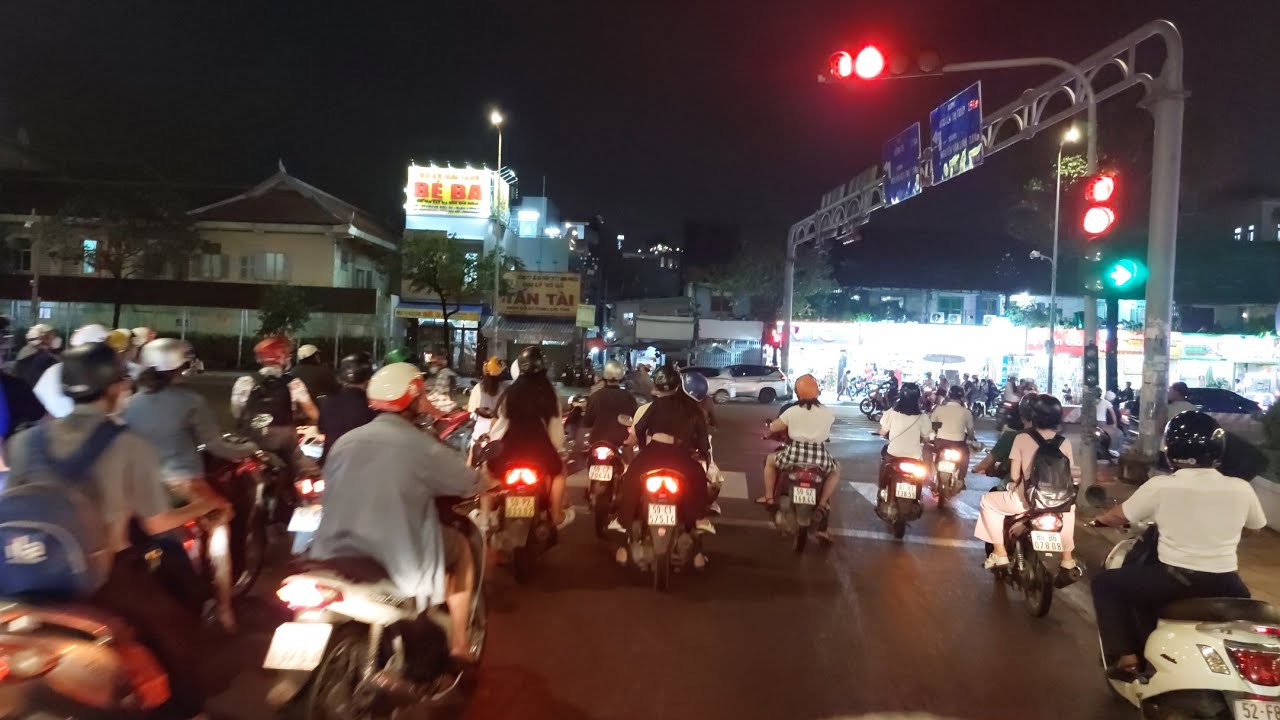 Ton Dan - Food Street, District 4, Saigon, Vietnam - YouTube