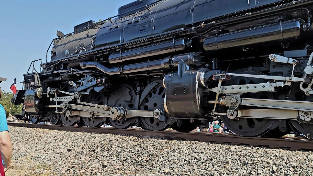Big Boy #4014 Locomotive arrives in West, Texas - YouTube