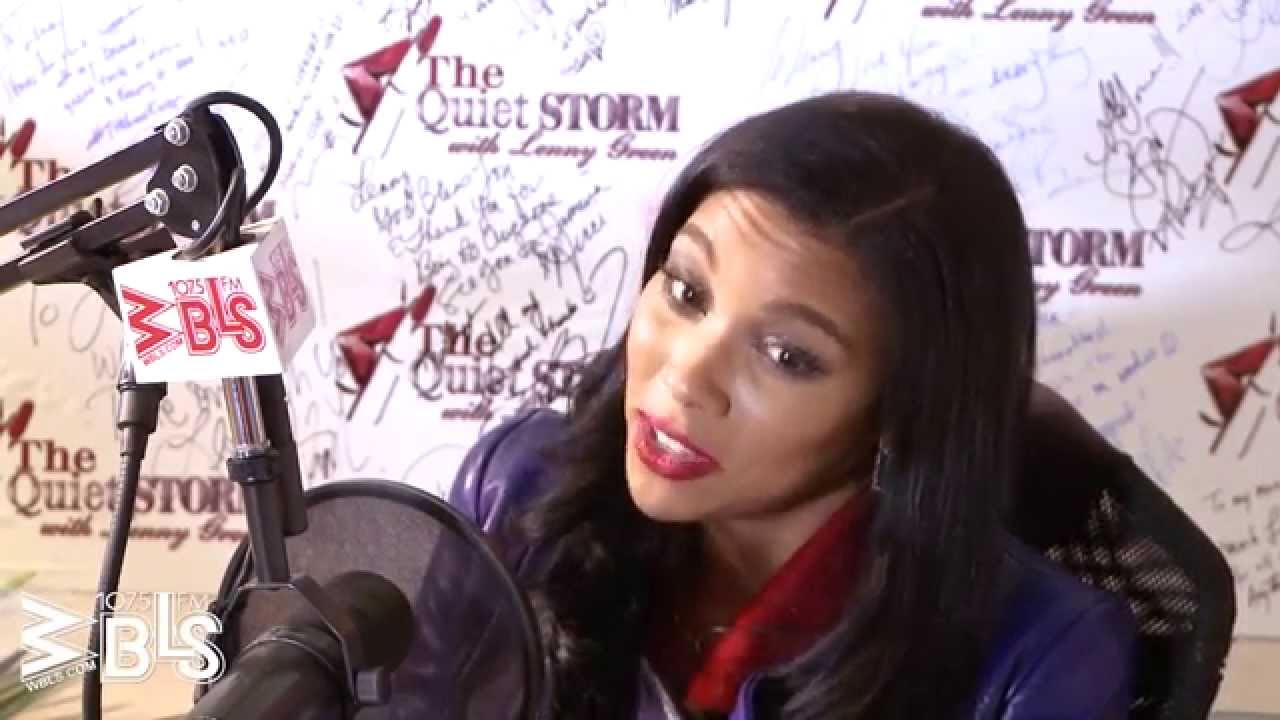 Alexandra Shipp Interpretando Aaliyah