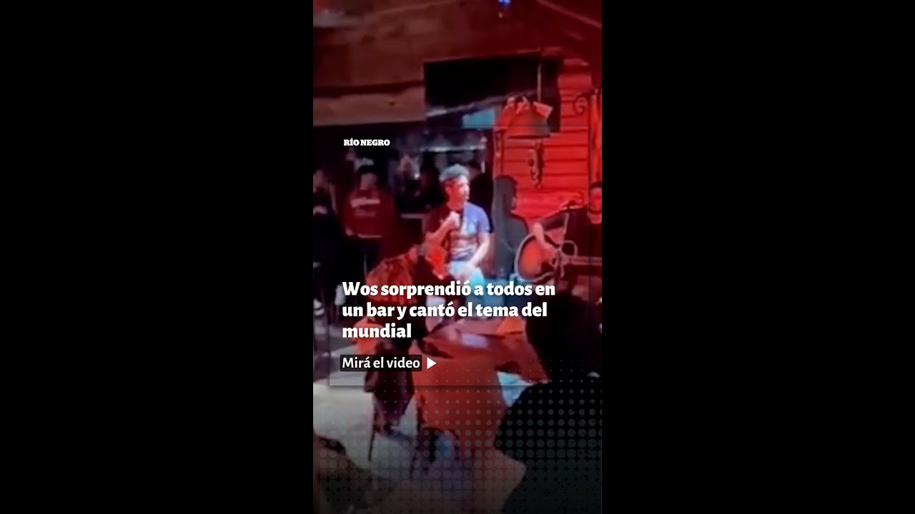 Wos sorprendió a todos en un bar y cantó el tema del mundial - YouTube
