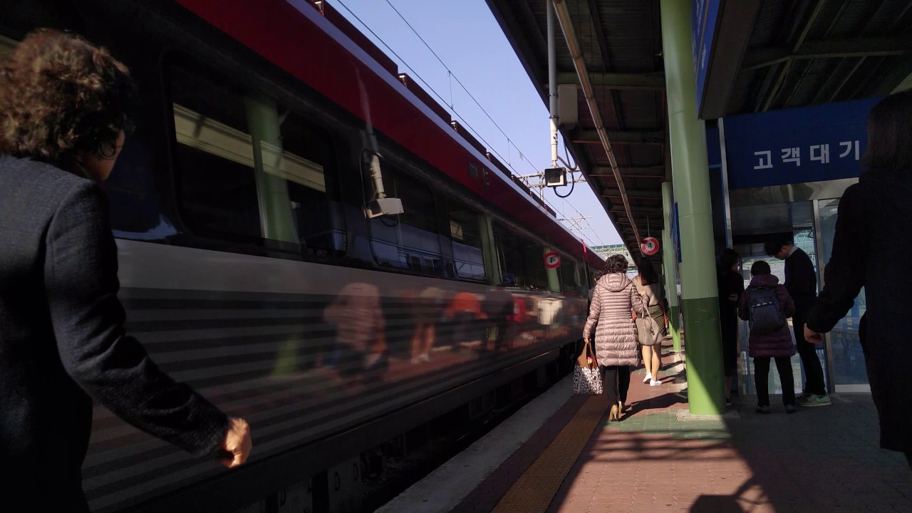 ITX-Saemaeul train nb arriving at Jochiwon Station 20161120 125017 ...