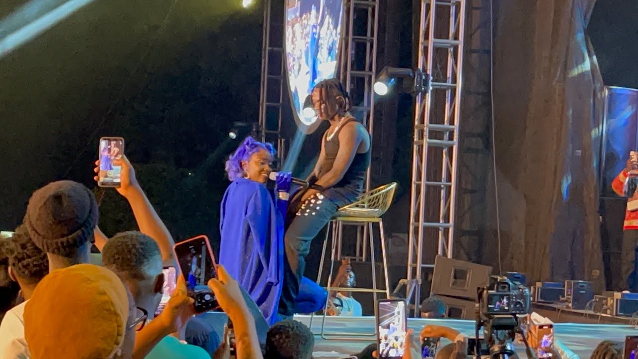 BEAUTIFUL LYDIA JAZMINE JOINS FIK FAMEICA LIVE ON STAGE WITH AKAMPEESA ...