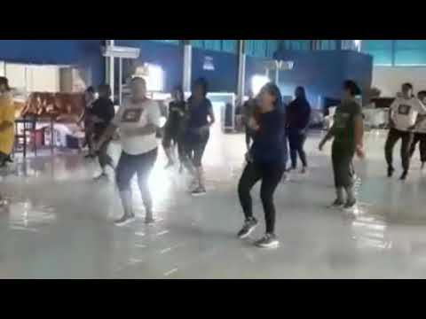 Goyangan emak2 lagi senam...