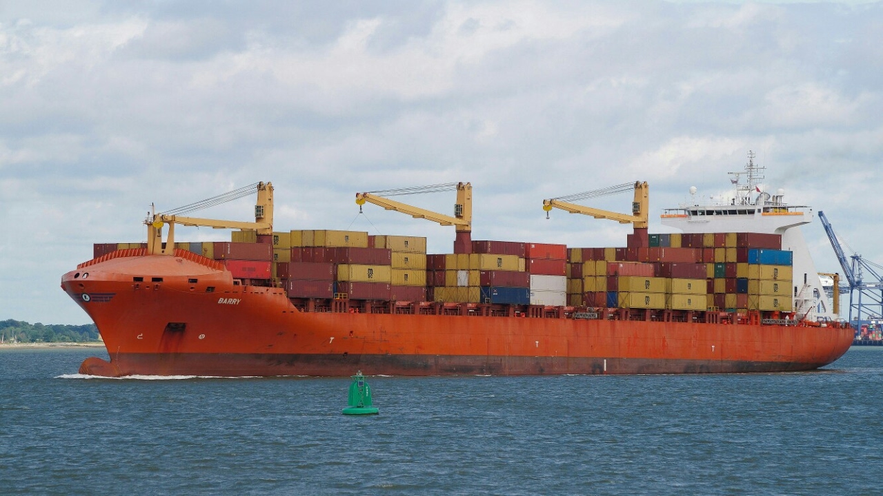 Geared container vessel BARRY sailing from felixstowe 27/6/16. - YouTube