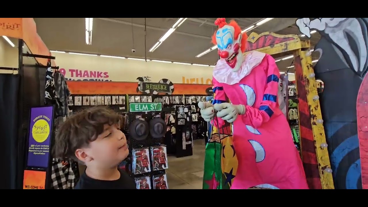 short video of me at SPIRIT HALLOWEEN - YouTube