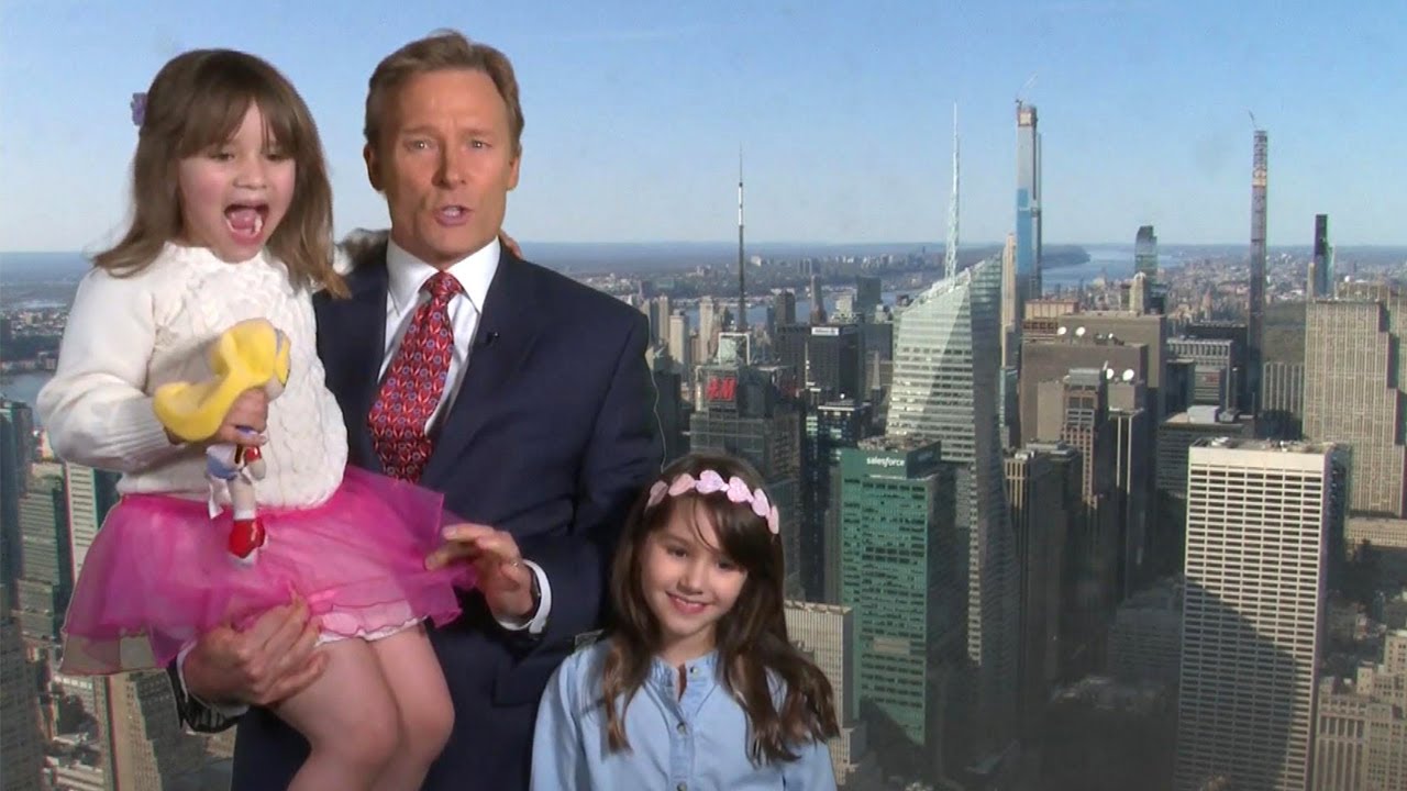 Meteorologist's 2 Kids Steal His Thunder During Live Forecast - YouTube