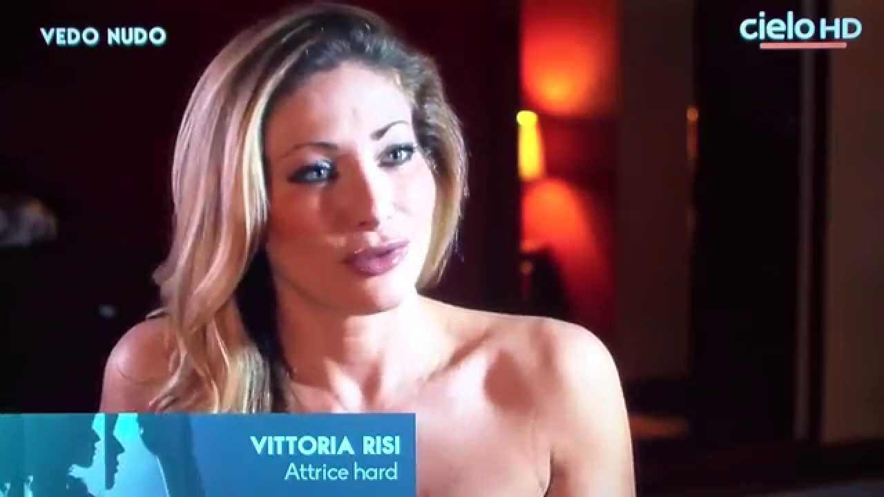 Vittoria Risi Sul Canale Tv Cielo Protagonista Nel Programma Vedo Nudo Youtube