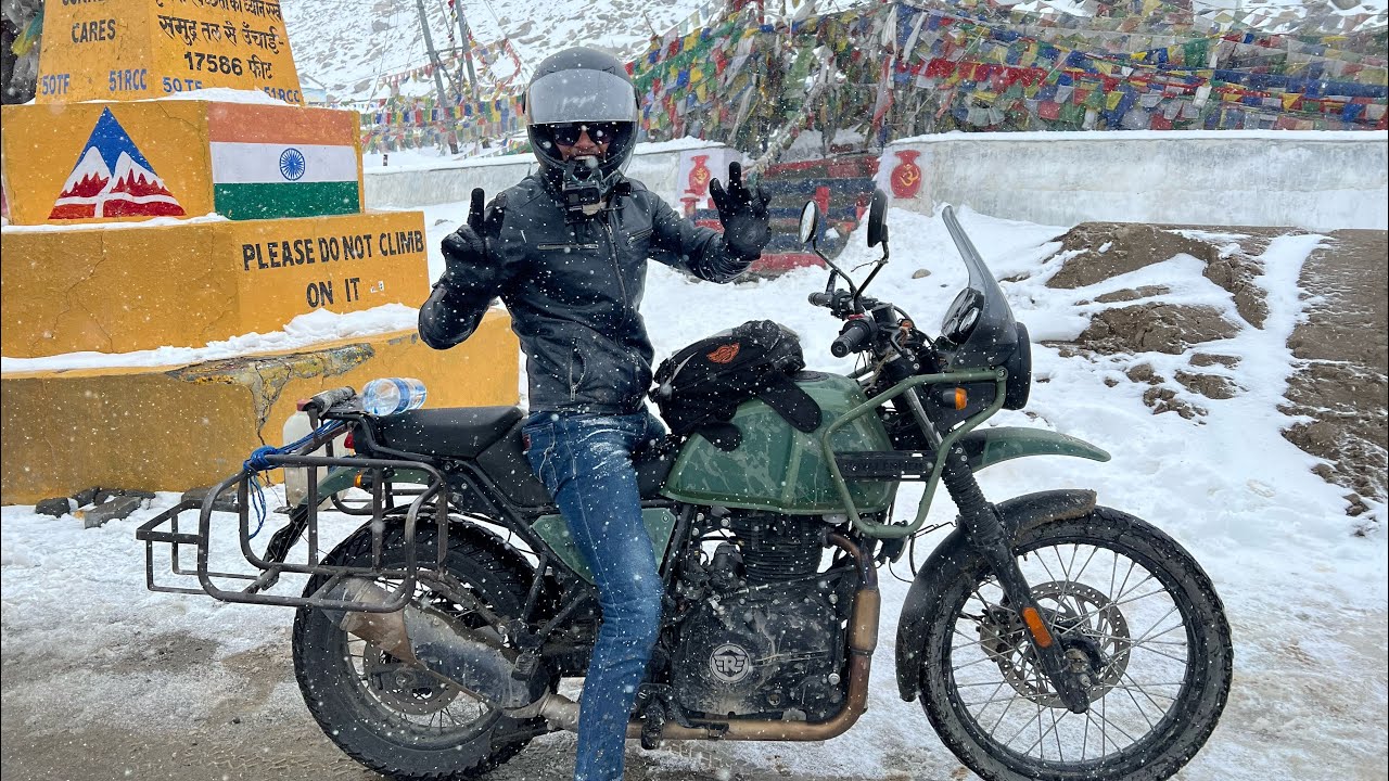 Heavy SnowFall at Chang La Pass 😱 | Pangong Lake To Leh | Indian ...