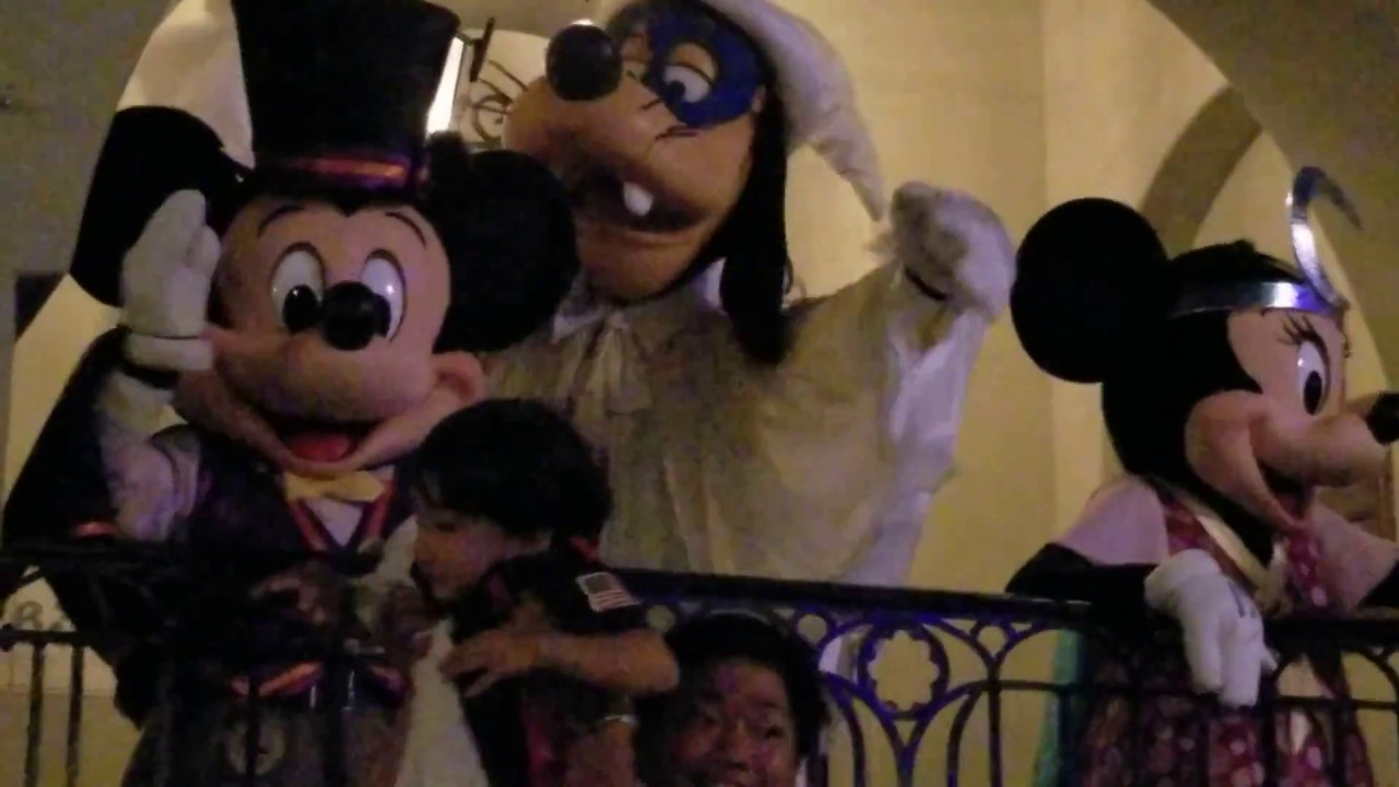 HskyArt Mickey Minnie Goofy in Halloween costume hi five guests leaving ...