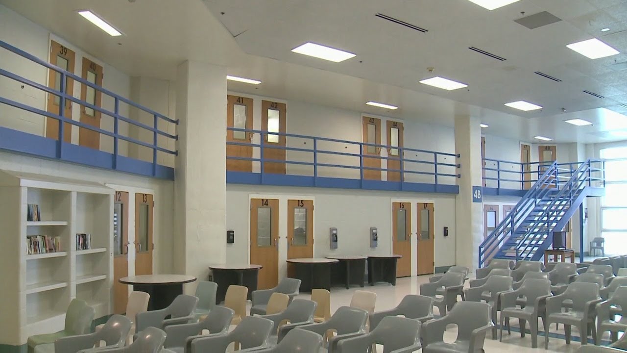 Raises for St. Louis County jail staff unanimously approved - YouTube