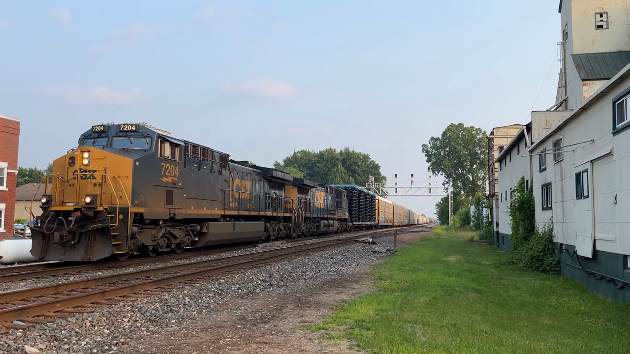 CSX #’s 7204 (CM44AC) & 572 (AC44CW) leads CSX M510 north through ...